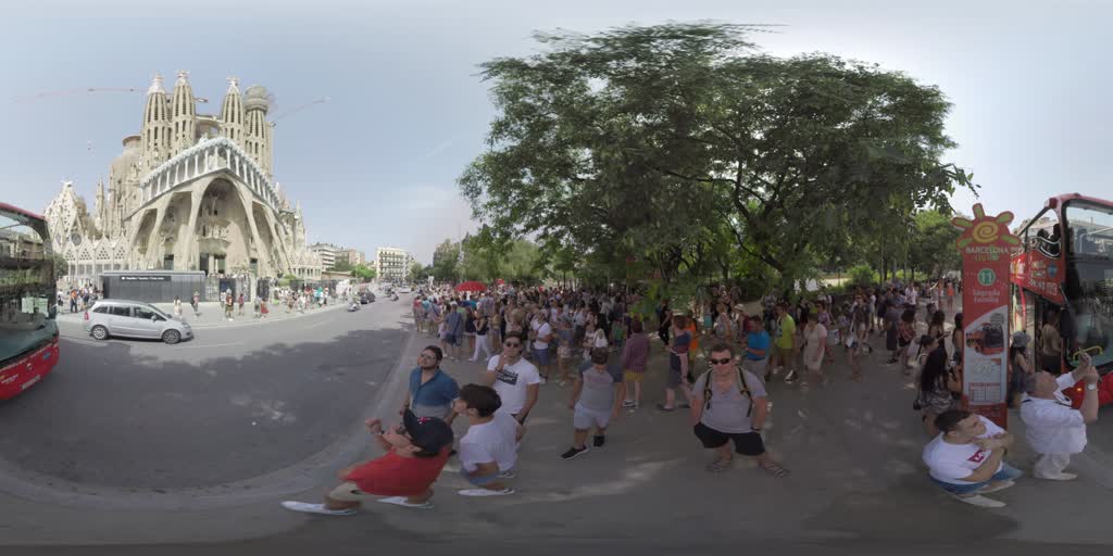 360 VR Crowd of tourists near Sagrada Familia in Barcelona 360º Video ...